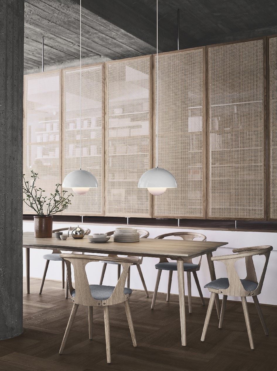 &Tradition SK2 In Between Chair - Oiled Walnut/Black Noble Aniline Leather