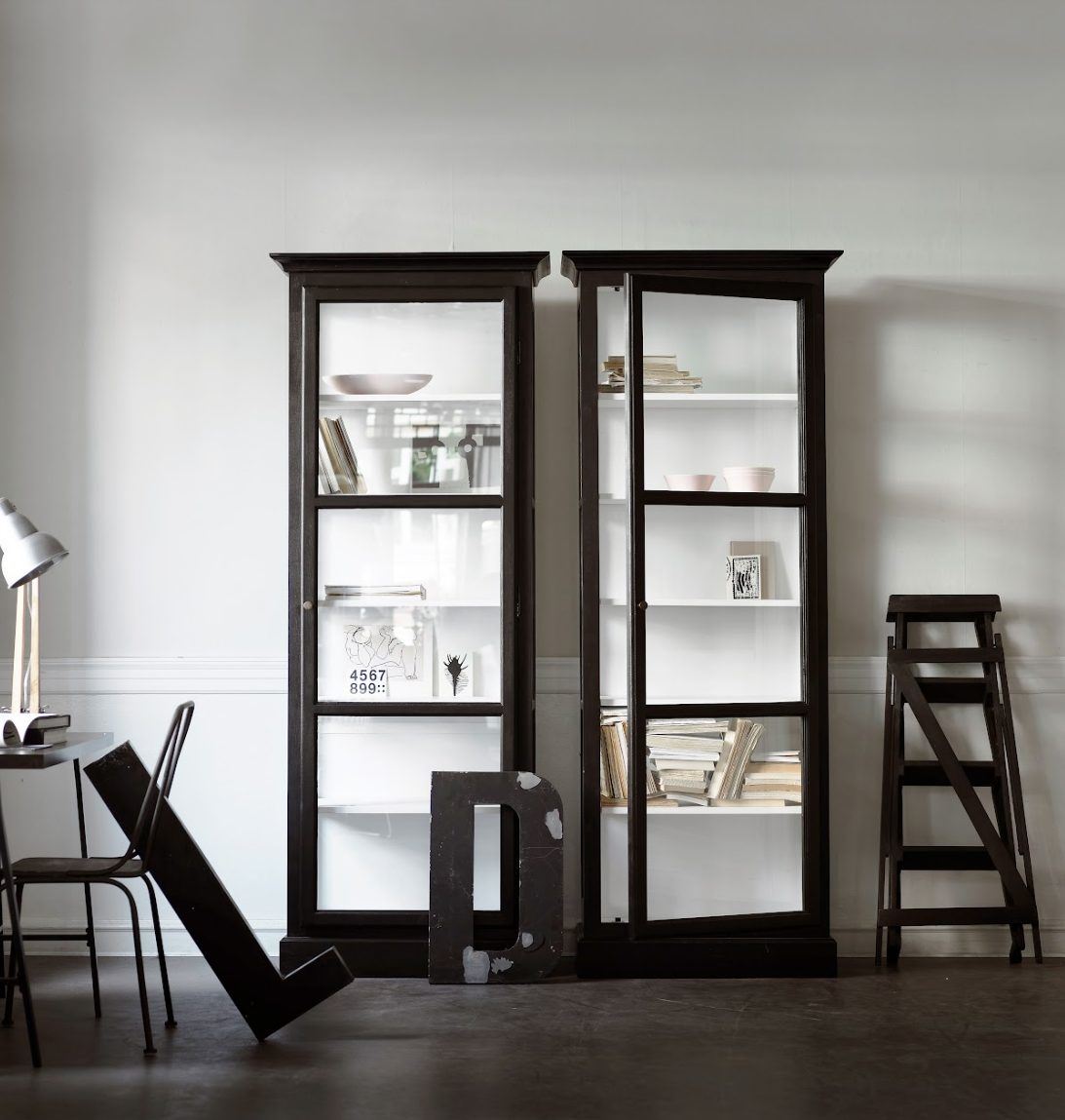 Lindebjerg Design Classic V1 Vitrineskab Venstrehængt Dør 70x210 cm - White