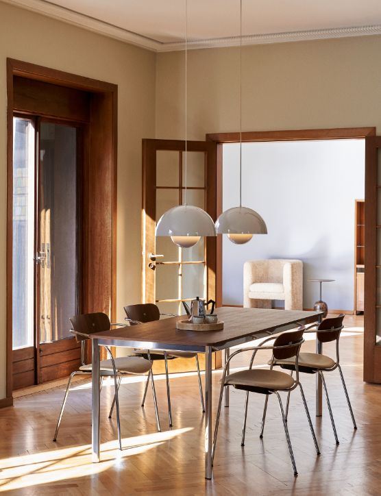 &Tradition Pavilion Chair AV4 Chrome Base - Lacquered Walnut / Vidar 333