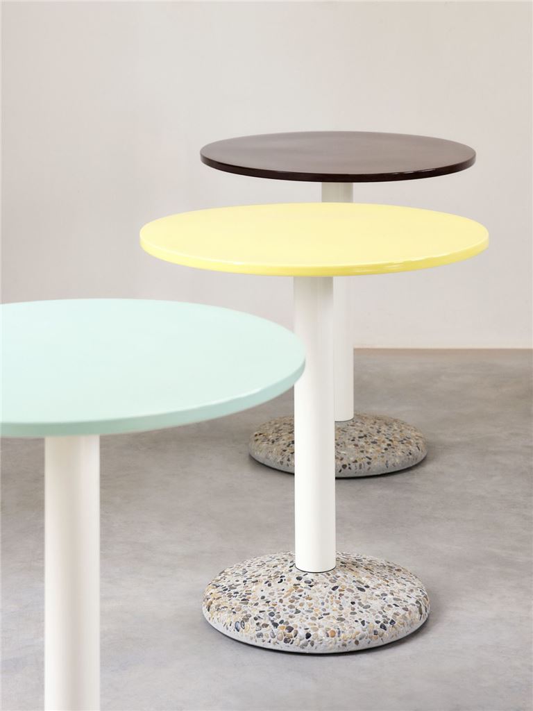 HAY Ceramic Table Ø: 70 cm - Bright Yellow