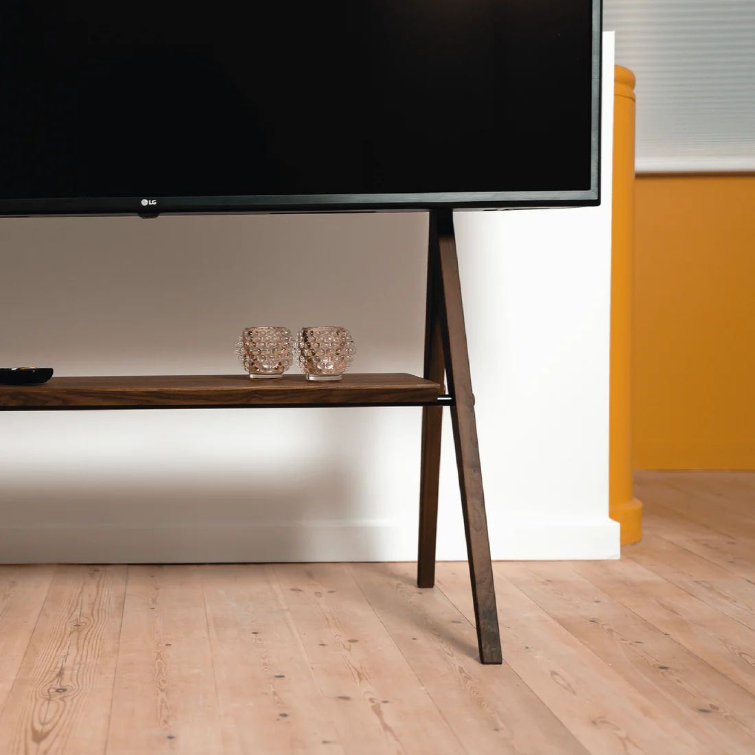 Kristian Juul Hylde Til KAYA TV-Stander - Eg