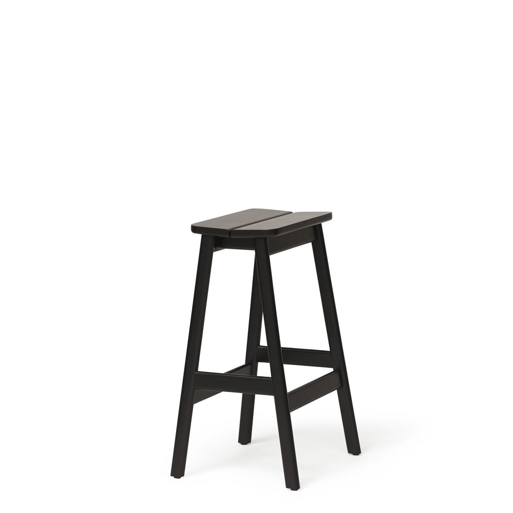 Form & Refine Angle Bar Stool H: 65 cm - Sort Bøg