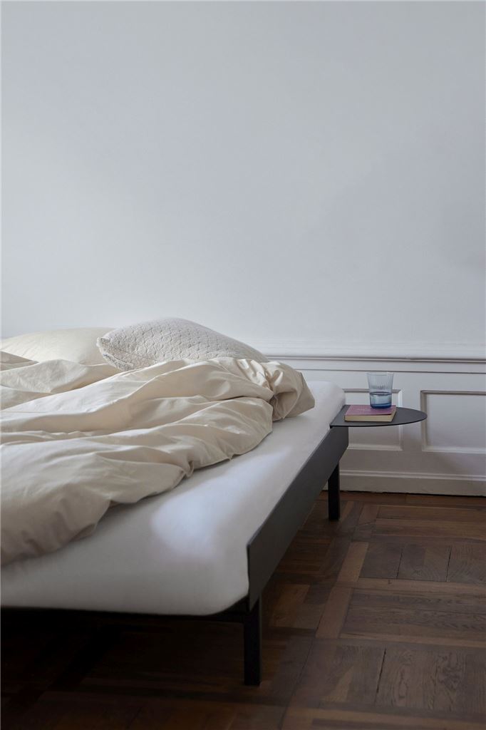 Moebe Bed Frame w. Slats & 1x Side Table 179x160 cm - Black