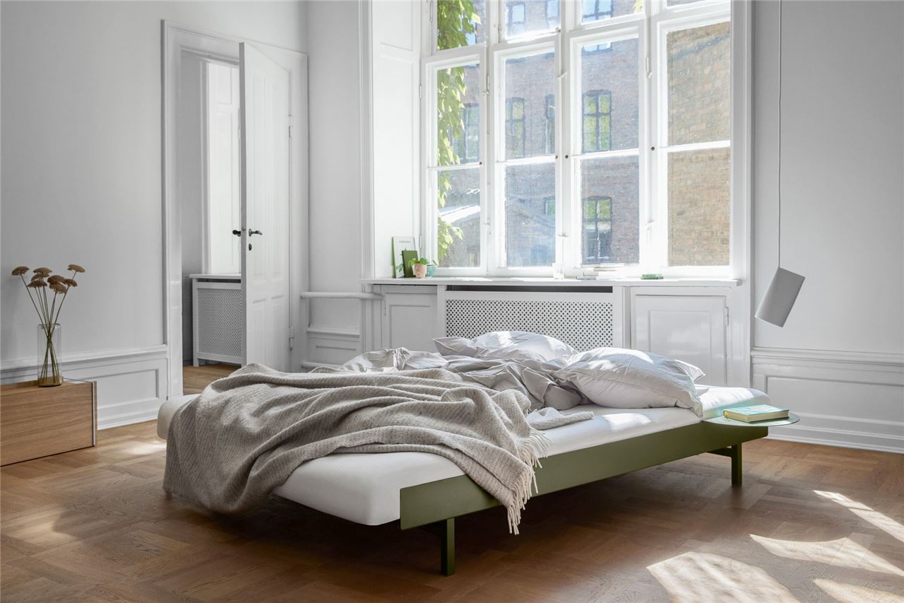 Moebe Bed Frame w. Slats & 1x Side Table 179x140 cm - Pine Green